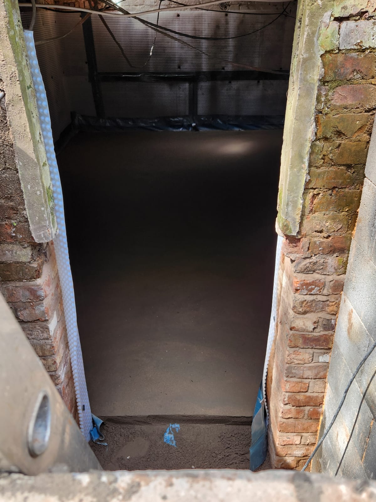 Elmwood Road Lymm Basement screed using Retanol screed over damp proof ...